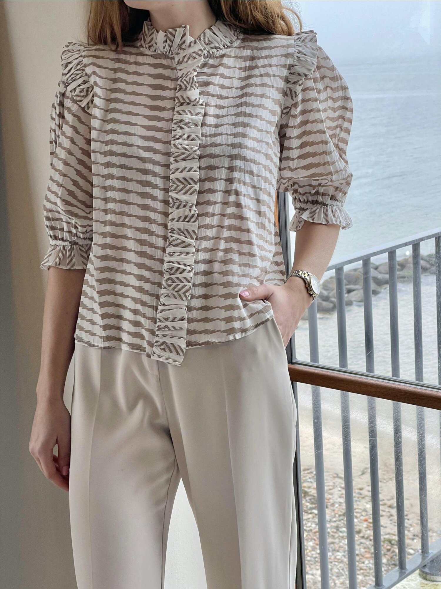 FashionDeluxe - Neo Noir Chacha Graphic Bluse Sand